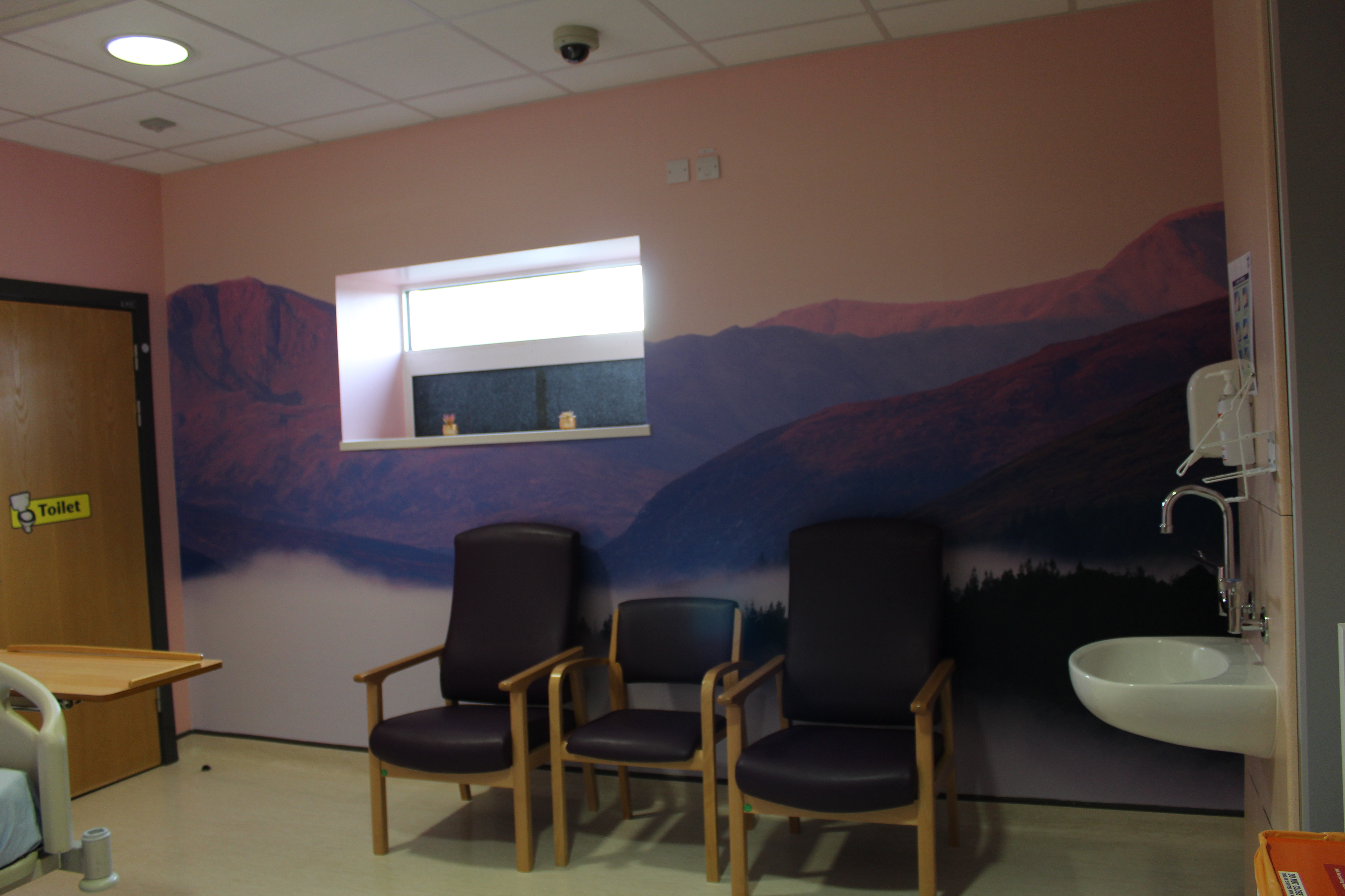 Rangers legend Willie Henderson visits renovated cancer treatment rooms ...